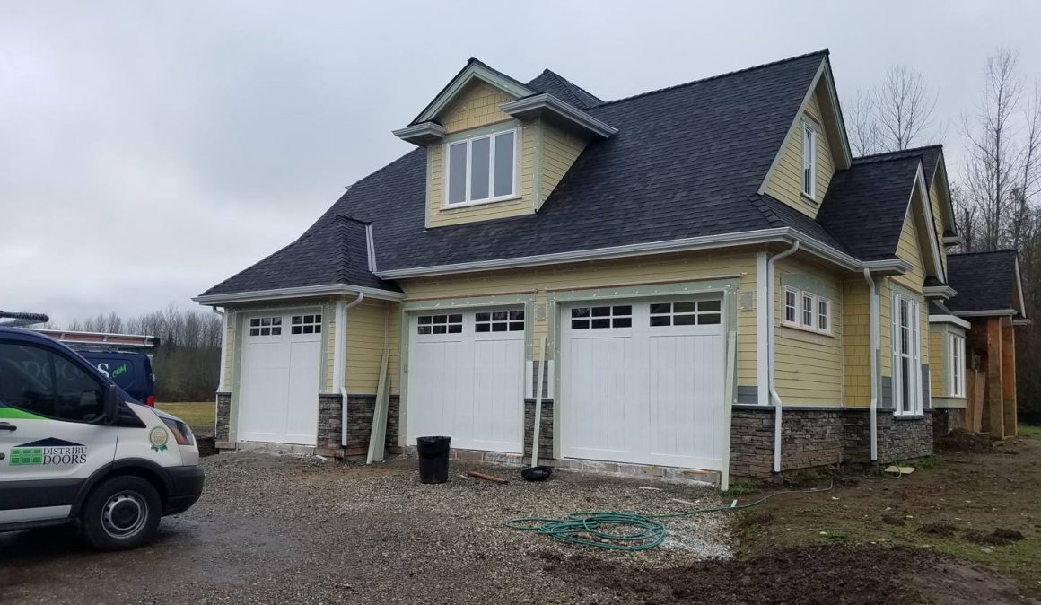 Canyon Ridge® Carriage House | 5-Layer | DistribuDoors