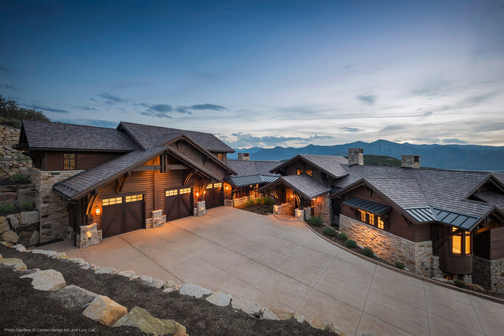 Canyon Ridge® Carriage House | 4-Layer | DistribuDoors