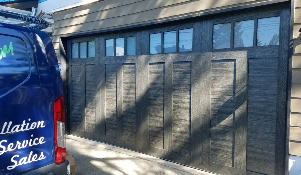 Canyon Ridge® Carriage House | 4-Layer | DistribuDoors